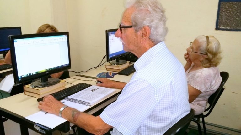 Informática para idosos forma mais uma turma • Marília Notícia